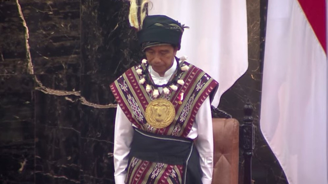 Potret Presiden Jokowi Dan Maruf Amin Pakai Busana Adat Di Sidang